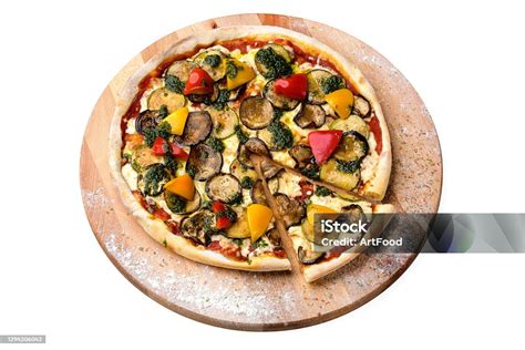 흰 배경에 고립된 나무 접시에 바질 페스토 소스를 곁들인 채식 피자 절대 채식주의자에 대한 스톡 사진 및 기타 이미지 절대