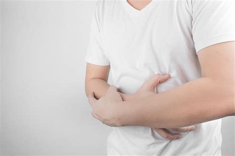 아시아 젊은 남자는 위 궤 양으로 고통 받고 있다 의 감염에의 한 위 염은 흰색 바탕에 고립 된 치료 및 건강 문제 개념 클리핑