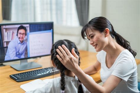 홈스쿨 코로나바이러스 전염병으로 인해 디지털 원격 인터넷 회의를 통해 학교 교사로부터 온라인 수업을 배우는 아시아 어린 소녀