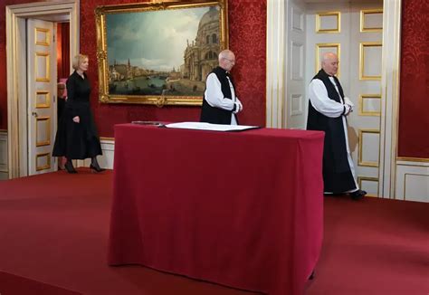 Carlos Iii Es Proclamado Rey De Inglaterra Imágenes