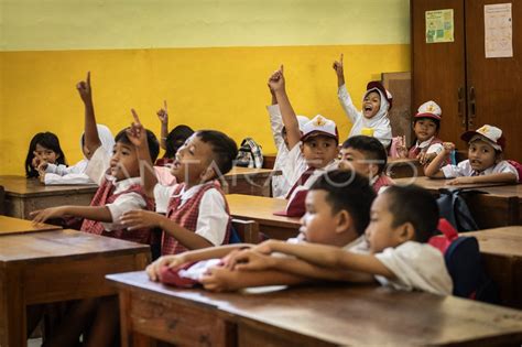 Hari Pertama Masuk Sekolah Di Jakarta Antara Foto
