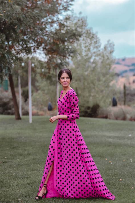 Look Invitada De Noche Vestido De Lunares Fucsia Invitada Perfecta