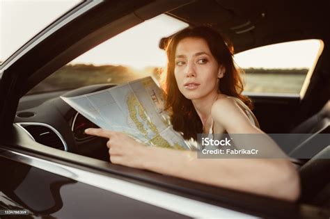 잃어버린 젊은 여자 앉아 그녀의 차에 앉아 시골에서 지도보고 갈색 머리에 대한 스톡 사진 및 기타 이미지 갈색 머리