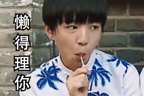 王俊凯军训被晒黑，与同学其乐融融，打破“被孤立”传闻