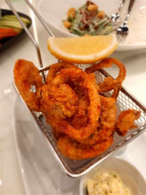 Fried Calamari • อร่อยดีค่ะ แป้งทอดมีปรุงรสด้วยเครื่องปรุง Cajun ทำให้มีรสชาติดีค่ะ ร้าน Red