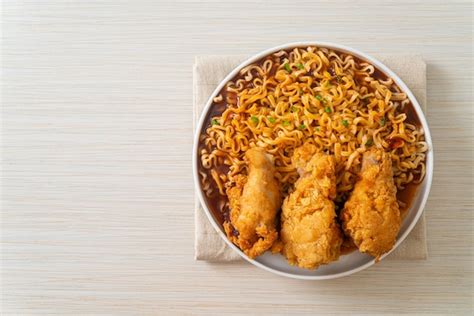프라이드 치킨 또는 프라이드 치킨 라면을 곁들인 한국 라면 프리미엄 사진