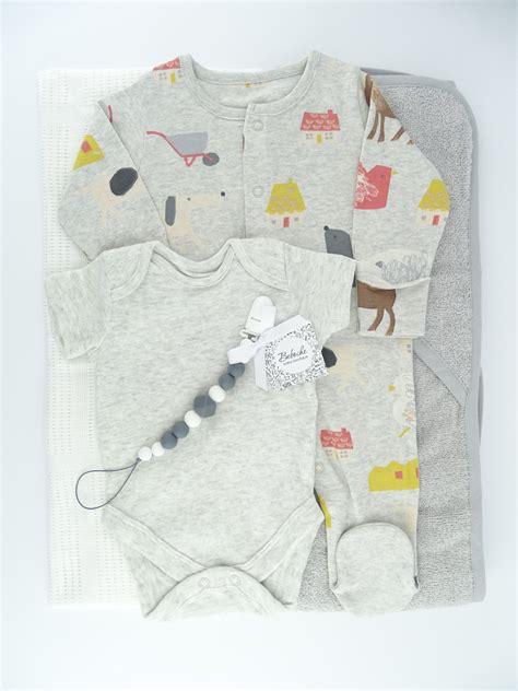 Комплект за момче в бяло и сиво • Кутия за бебе момче