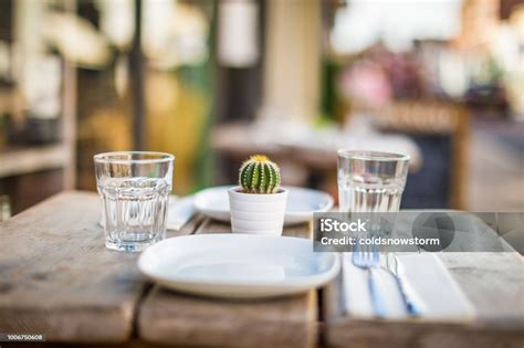선인장 장식 및 Bokeh 배경으로 야외에서 나무 레스토랑 테이블 보도 노천카페에 대한 스톡 사진 및 기타 이미지 보도 노천카페 영국 가시 Istock