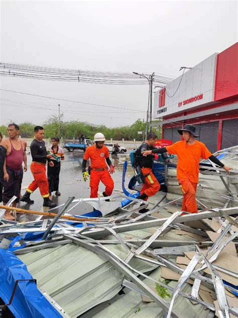 ငလျင်ဒဏ်သင့်ထားသည့် မန္တလေးမြို့တွင် လေပြင်းတိုက်ပြီးမိုးရွာသွန်းကာ နေအိမ်ခေါင်မိုးလွှင့်ထွက် ၄