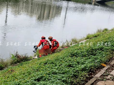 吓死一女子全身赤裸蹲坐在江边后来 救援
