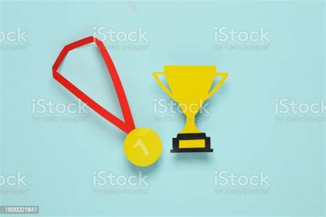 파란색 바탕에 종이 컷 금메달과 우승자 컵 경쟁 상금 트로피 수상자 상 플랫 레이 0명에 대한 스톡 사진 및 기타 이미지 0