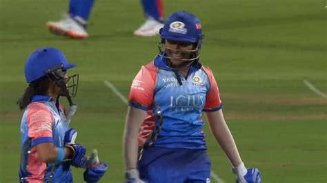 Wpl 2024 मुंबई इंडियंस की पहली जीत में चमकीं 29 साल की खिलाड़ी आखिरी