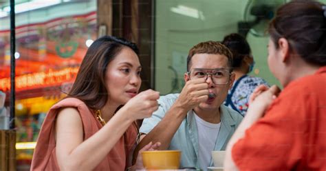 태국 방콕 시내의 차이나타운 거리 야시장에서 함께 저녁을 먹는 아시아 사람들 친구 관광객 남자와 여자 친구는 야외 라이프 스타일 나이트 라이프와 길거리 음식을 먹는 것을
