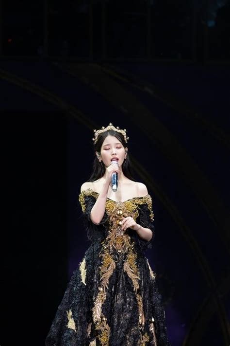 아이유 더 골든 아워 9월 13일 개봉 윙크하는 모습 담은 포스터 공개 ZUM 뉴스