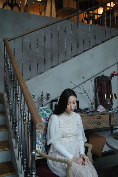 감정 이입 계단 고요한 다른 눈 담배를 피우다 마법 무당 묵상 보름달 빈티지 가구 빈티지 드레스 빨간 머리
