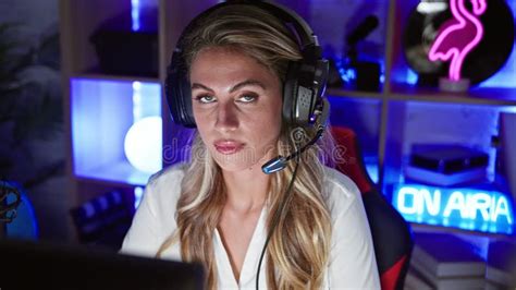 Fierce Face Off Young Attractive Blonde Streamer Seriously Engrossed