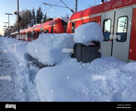 Eine Eingeschneite Zum Stillstand Gebrachte S Bahn Zug Am Bahnhof