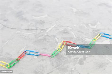 오래 된 회색 시멘트에 지그재그의 형태로 색깔 종이 클립 체인 0명에 대한 스톡 사진 및 기타 이미지 0명 강철 고정시킴