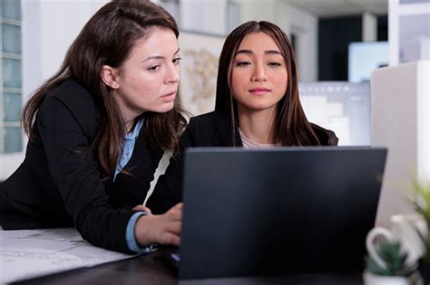 노트북에서 Cad 소프트웨어로 작업하는 건축가 2명에 대한 스톡 사진 및 기타 이미지 2명 개발 건설 산업 Istock