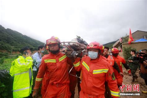 直击湖北黄梅一村庄山体滑坡搜救现场