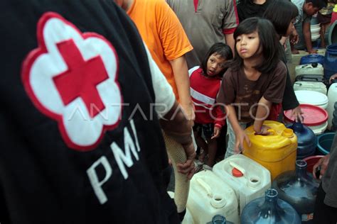 PEMBAGIAN AIR BERSIH ANTARA Foto