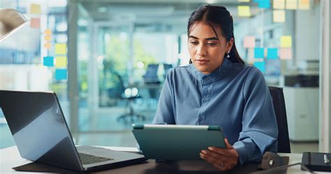 비즈니스 태블릿과 사무실의 여성 프로젝트 계획과 관련된 생각과 연결 사람 선택 및 직원 기술 앱 및 생산성과 웹사이트 정보 크리에이티브 및 승인을 위한 이메일 20 24세에