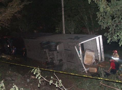 Pierde La Vida Trailero Al Chocar Contra Un Urbano Y Volcar En La