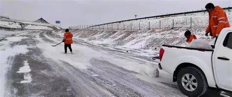 花石峡公路段及时清除积雪 保障道路通行安全积冰进行工作