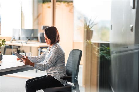 태블릿으로 작업하는 성공적인 아시아 여성 비즈니스 전문가 45 49세에 대한 스톡 사진 및 기타 이미지 45 49세 경영자
