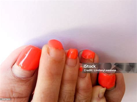 심하게 못생긴 여자의 발 긴 연어 색된 발톱을 신랑 페디큐어가 필요 합니다 연체 페디큐어입니다 흰색 배경에 고립 건강관리와 의술에 대한 스톡 사진 및 기타 이미지 Istock