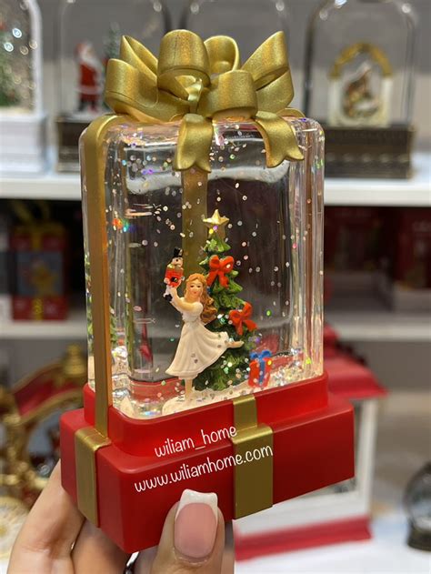 کادو قرمز رقص دختر و فندق شکن،دکوری چراغدار کریسمس فروشگاه اینترنتی