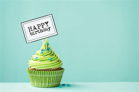버스데이 컵케잌 생일에 대한 스톡 사진 및 기타 이미지 생일 녹색 컵케이크 Istock