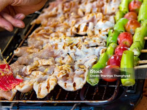 토마토와 고추와 꼬치에 소스에 바베 큐 그릴에 시 케밥의 치킨 치킨 케밥 불타는 그릴에 굽고 고기에 대한 스톡 사진 및 기타