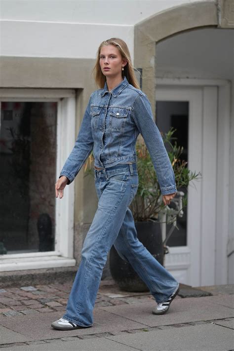 Tenis En Tendencia Para Llevar Con Jeans Acampanados En Primavera 2025