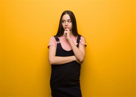 Premium Photo Young Natural Pretty Girl Doubting And Confused