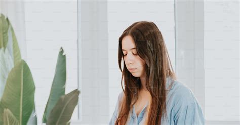 소파에 앉아 태블릿을 보고 있는 여자 사진 Unsplash의 노트북에서 이미지