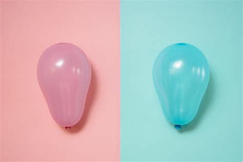 분홍색과 파란색 풍선 성별은 파티 소년 또는 소녀를 공개합니다 남녀 평등 개념 상단 보기 플랫 레이 0명에 대한 스톡 사진 및