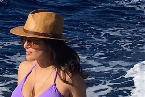 La Foto En Bikini Con La Que Salmahayek Derritió Las Redes Sociales