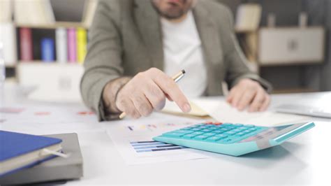 empresario utilizando calculadora en oficina Vídeo de stock en Vecteezy