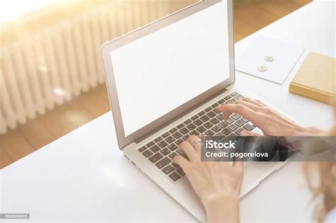 밝은 사무실 공동 작업 키보드 컴퓨터 화면 이랑 레이아웃에서 작업 하는 여자에에서 테이블에 노트북을 열어 공부에 대한 스톡 사진 및 기타 이미지 Istock