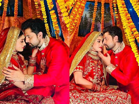Pics दुल्हन के जोड़े में बैठी एक्ट्रेस संग रोमांटिक हुए मोनालिसा के पति विक्रांत कहा ये बंधन