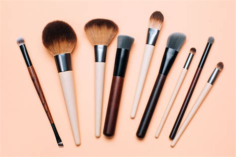 Types Of Makeup Brushes And How To Use Them