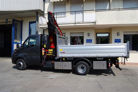 CASSONE RIBALTABILE TRILATERALE Con GRU FASSI F90B 2 23 Su IVECO DAILY
