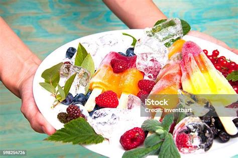 맛있는 아이스크림과 과일을 아이스 큐브로 제공하는 손 0명에 대한 스톡 사진 및 기타 이미지 0명 가지 식물 부위 과일