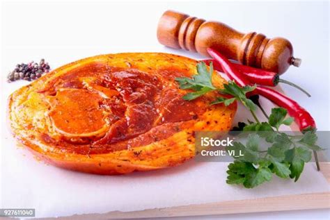 향신료와 함께 원시 돼지고기 햄 파 슬 리 잎 고추 및 향미료 분쇄기 바베 큐 굽고 흰색 배경에 고립에 대 한 준비 0명에 대한 스톡 사진 및 기타 이미지 Istock