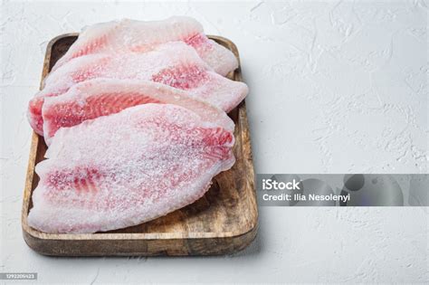 냉동 틸라피아 생선 고기 텍스트 복사 공간이있는 흰색 배경에 냉동된에 대한 스톡 사진 및 기타 이미지 냉동된 뼈 없는