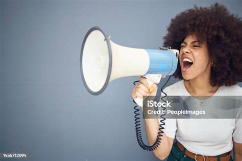 스튜디오 확성기 화난 흑인 여성이 변화 자유 또는 민주주의를 위해 외치고 항의합니다 확성기 황소 뿔 및 목소리를 사용하는 젊은 여성의 연설 정의를 위해 항의하는 비명 휴대용