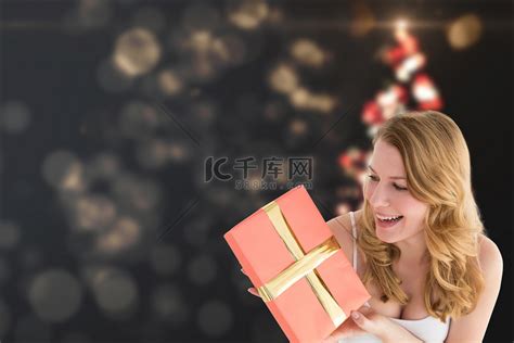 可爱的金发女郎拿着礼物的复合图像高清摄影大图 千库网