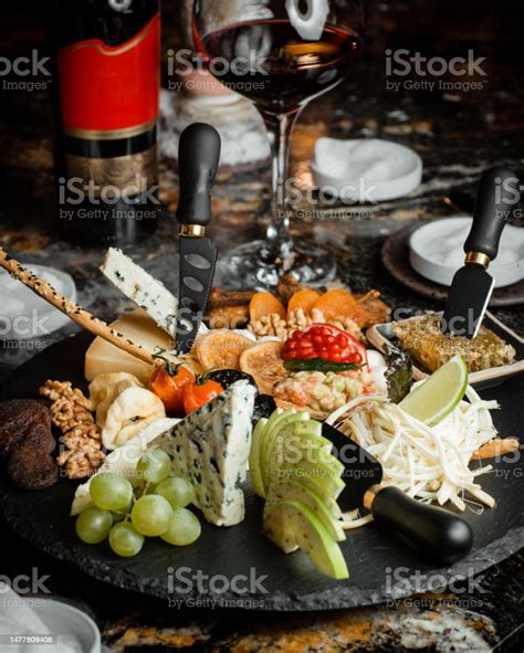 테이블에 연기 효과가있는 다양한 종류의 치즈 말린 과일 과일 견과류 및 꿀 0명에 대한 스톡 사진 및 기타 이미지 0명
