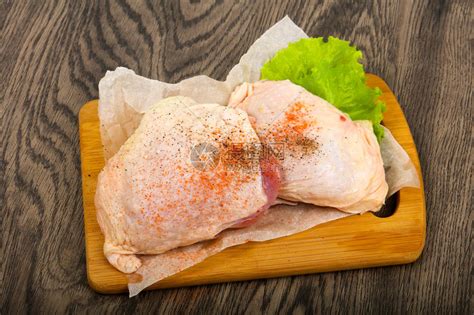 木制背景上加香料的生鸡腿高清图片下载 正版图片503015729 摄图网